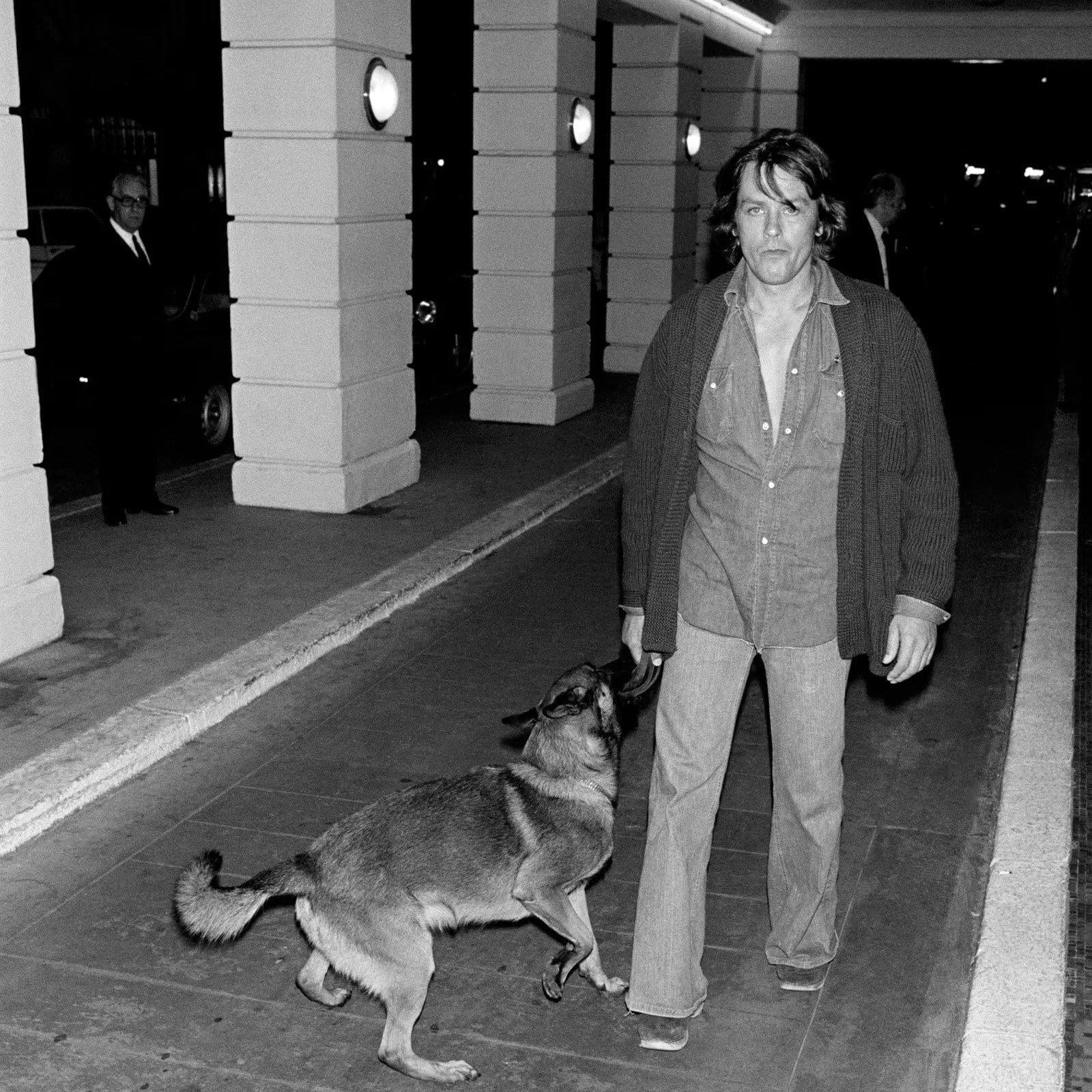 Alain Delon será enterrado junto a 45 perros: la fascinante historia ...